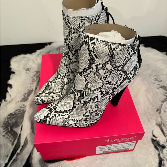 Shoe Dazzle | Shoes | Shoe Dazzle Blackwhite Snake Skin Ankle Booties ...